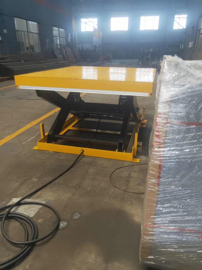 Warehouse Hydraulic Dock Lift At Loading Dock Improve Woking Efficiency ...